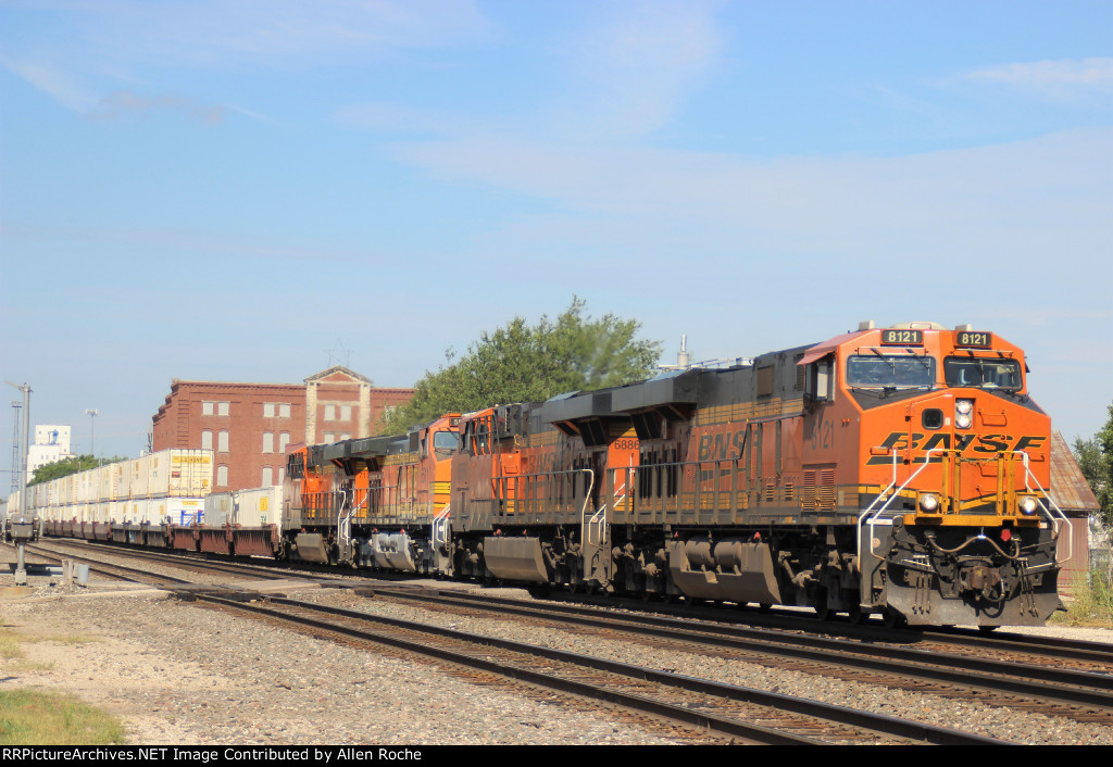 BNSF 8121